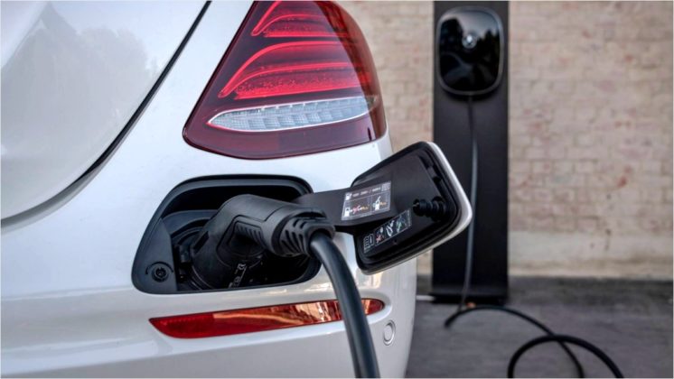 벤츠 E클래스 – 플러그인 하이브리드 출시…전기모드 최대 31km 주행 | EVPOST