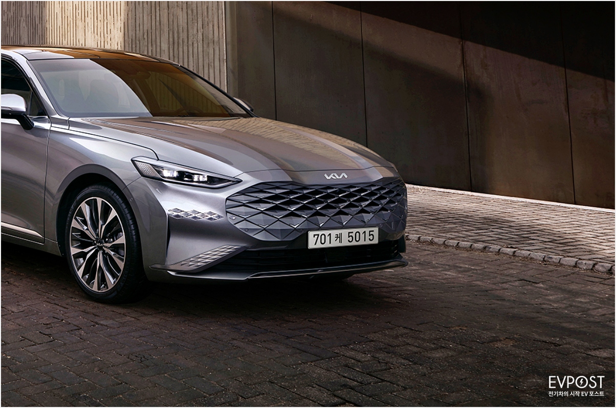 기아 K8 외장 디자인 공개 – 새로움을 보여주는 준대형 세단 K8 1.6T 하이브리드, K8 3.5 LPG, K8 3.5 가솔린 출시 예정 | EVPOST