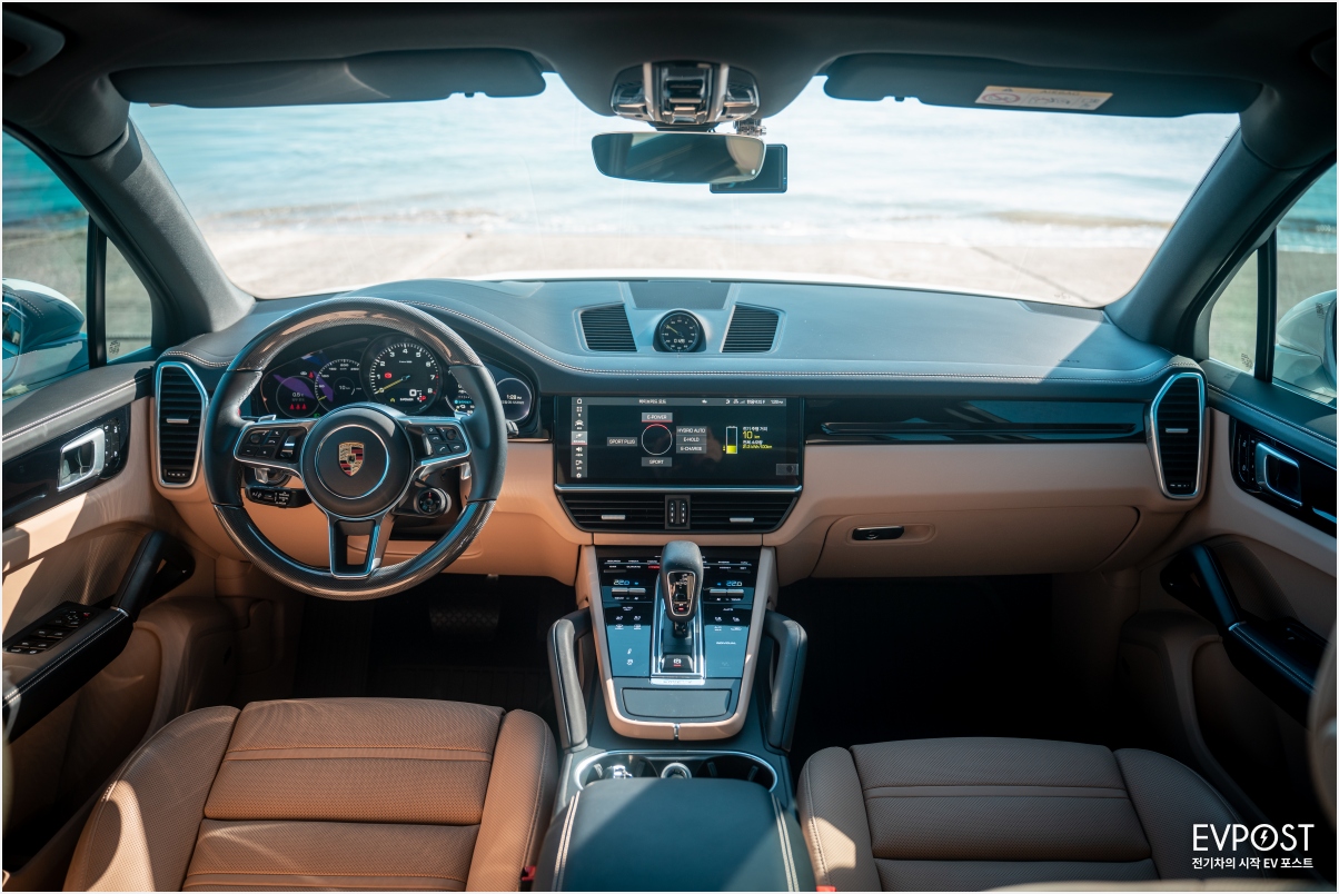 포르쉐 카이엔 하이브리드 E-Hybrid 시승기 일상을 진화시킨 SUV_evpost_16 | EVPOST